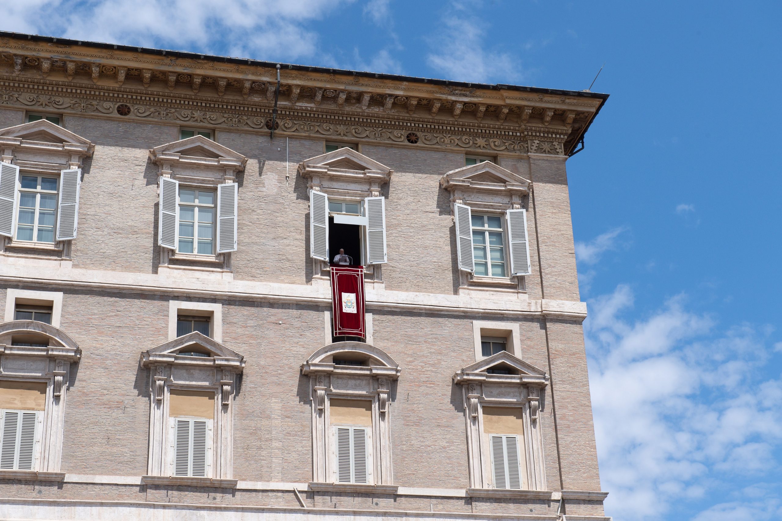 El Papa vuelve a rezar el Ángelus desde la plaza de San Pedro - Exaudi